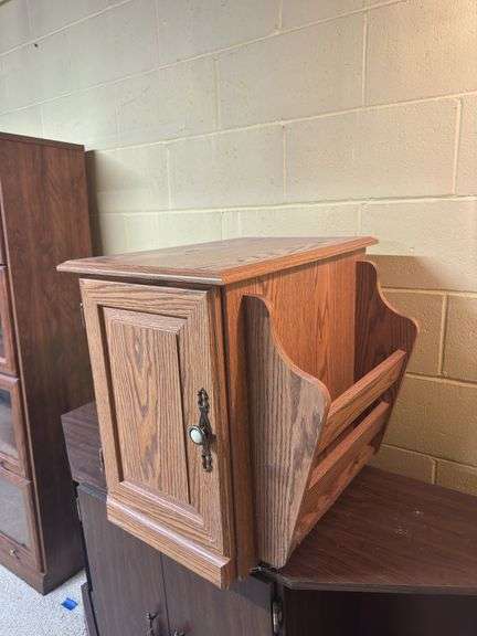 SOLID OAK MAGAZINE RACK END TABLE - Kaufman Realty & Auctions
