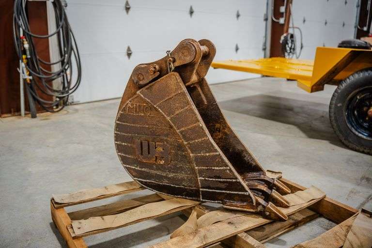 WB Gehl 503 12” Bucket 3 Teeth - Kaufman Realty & Auctions