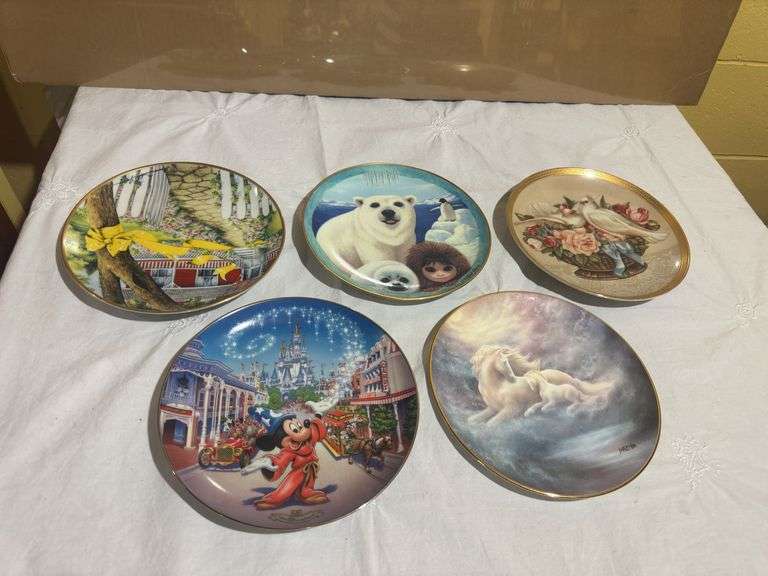 VARIETY OF COLLECTIBLE PLATES - Kaufman Realty & Auctions