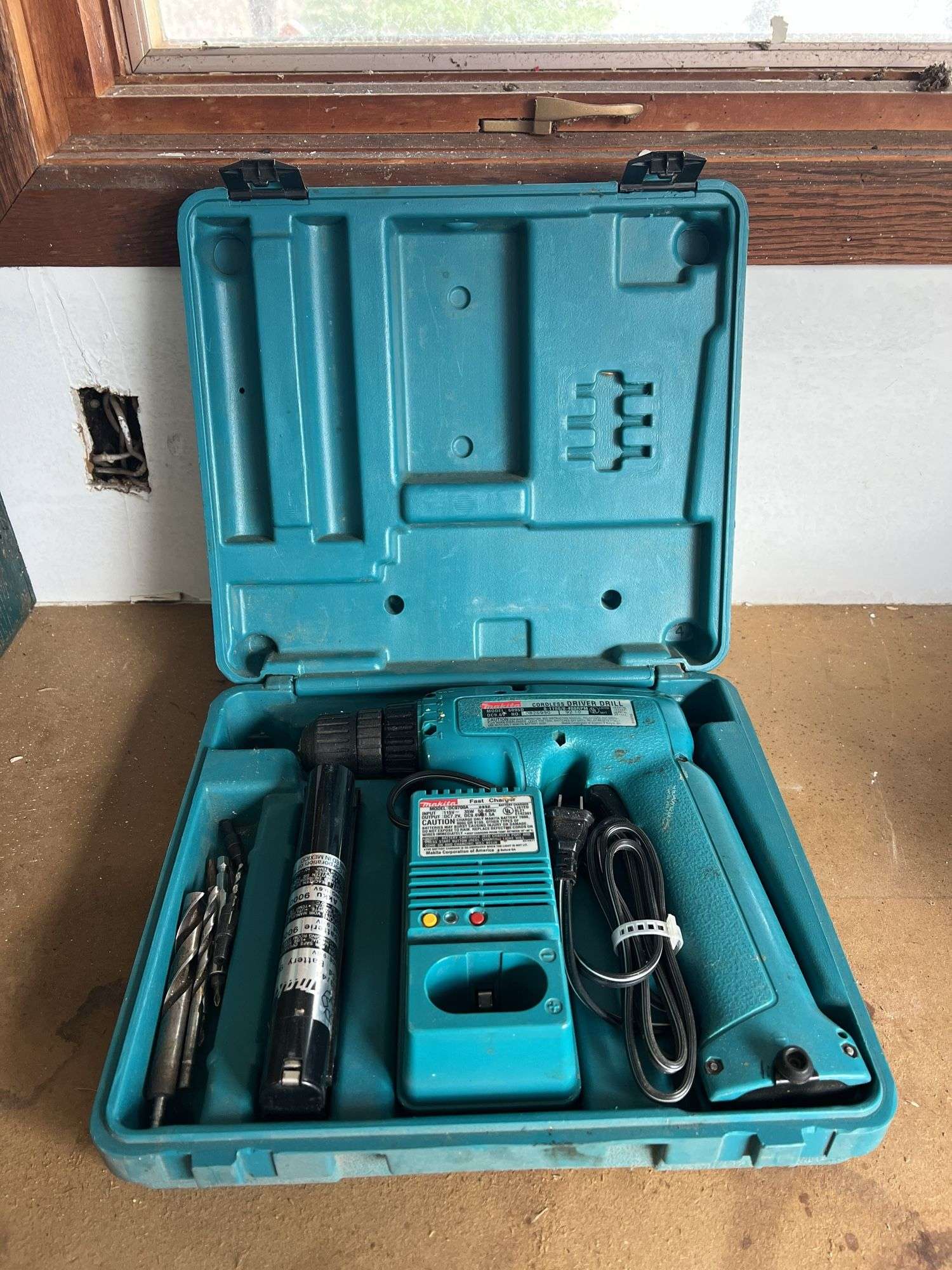 Makita cordless drill driver w/ case & extra bits - Kaufman Realty ...