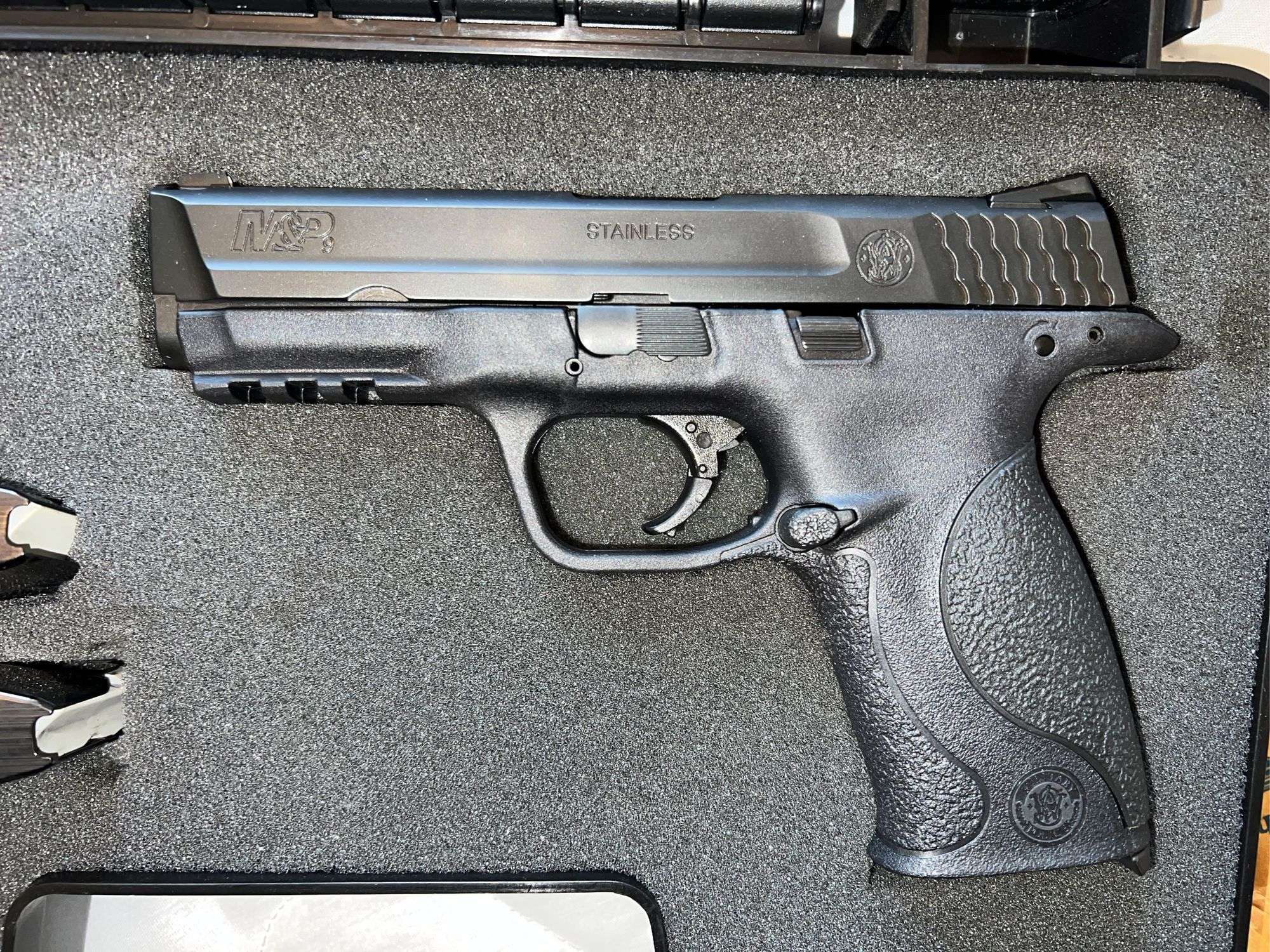 Smith & Wesson 9 mm With 2 clips and case - Kaufman Realty & Auctions