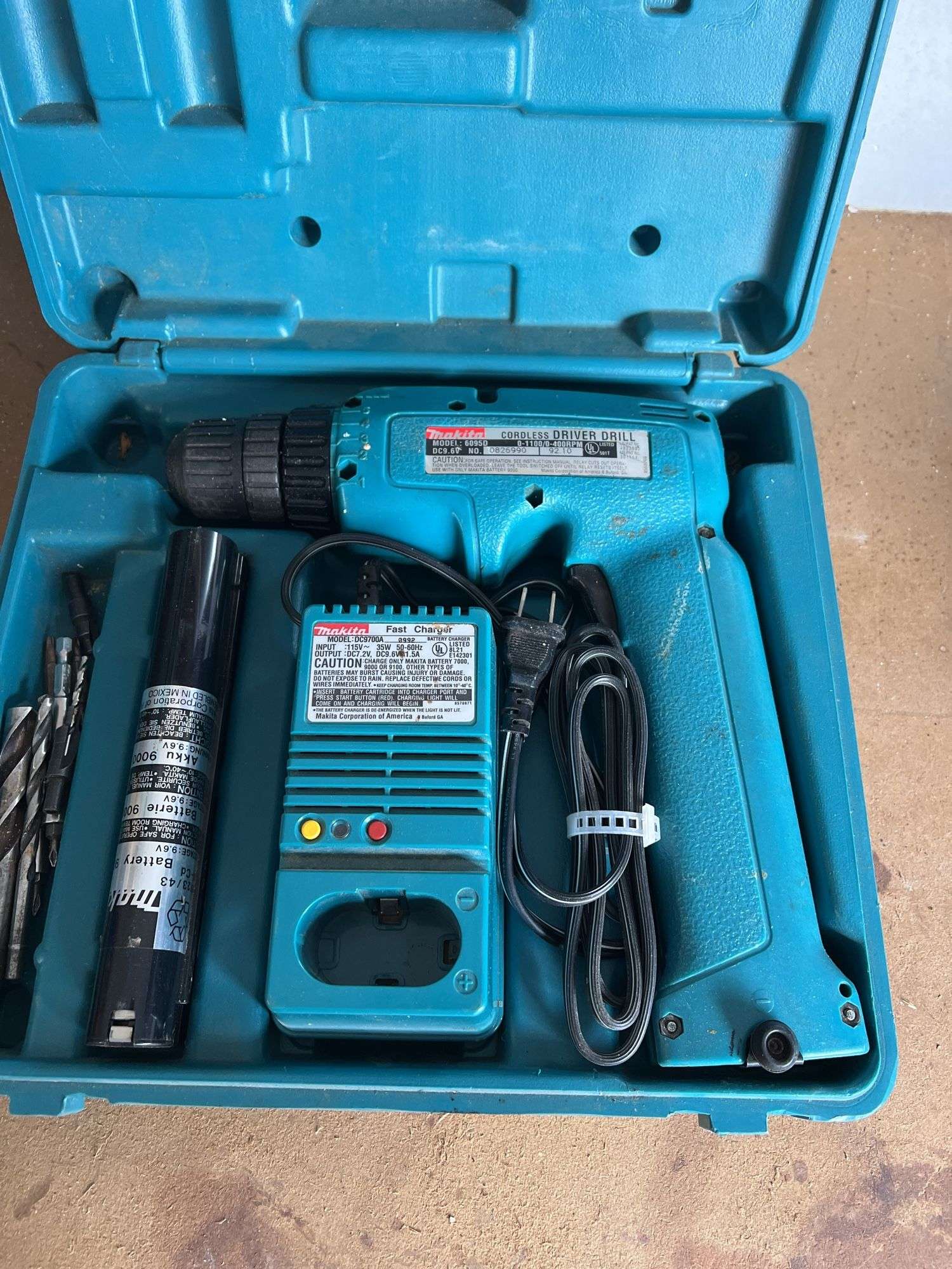 Makita cordless drill driver w/ case & extra bits - Kaufman Realty ...