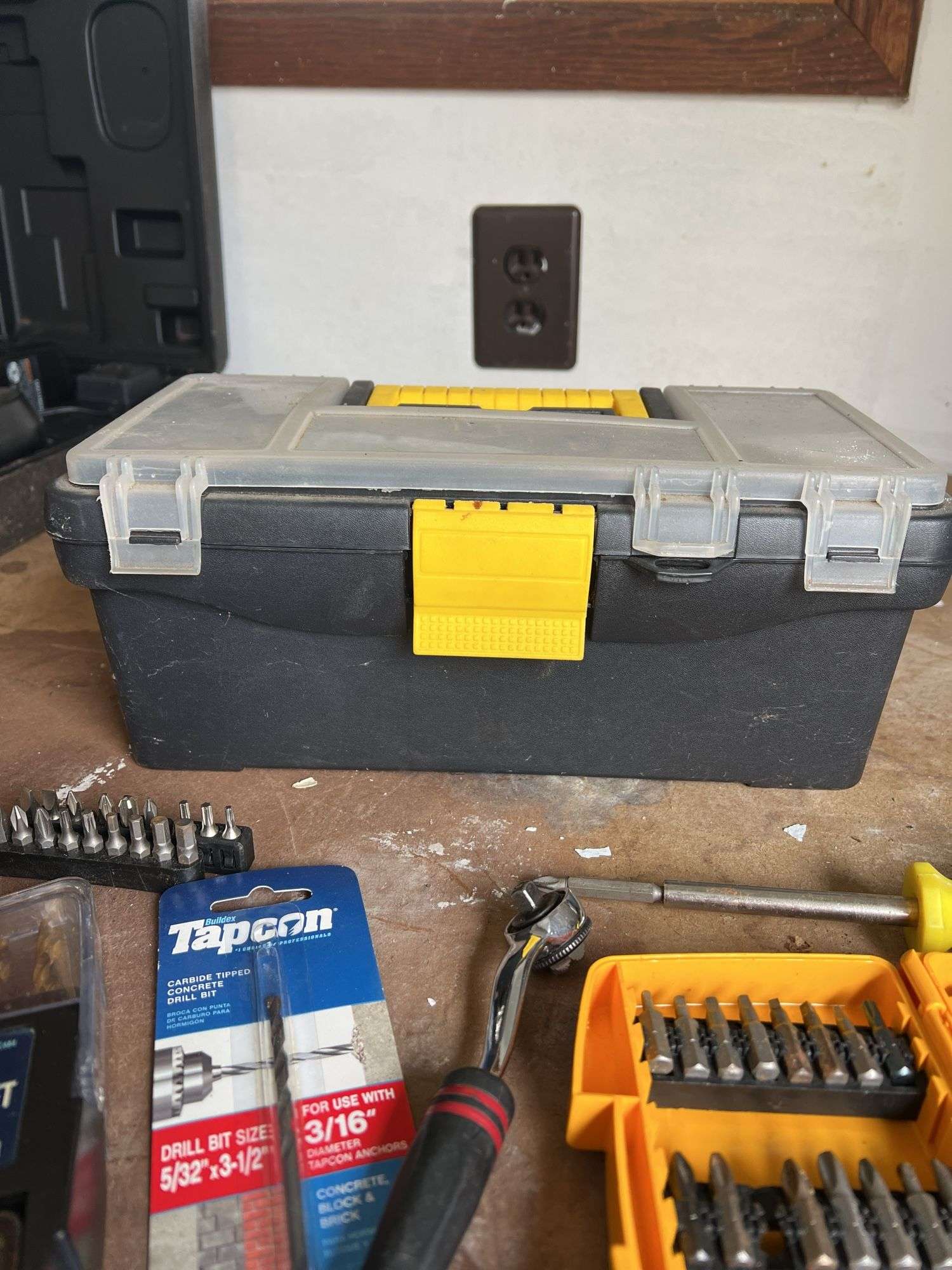 Tool chest w/ lots of various drill bits - Kaufman Realty & Auctions