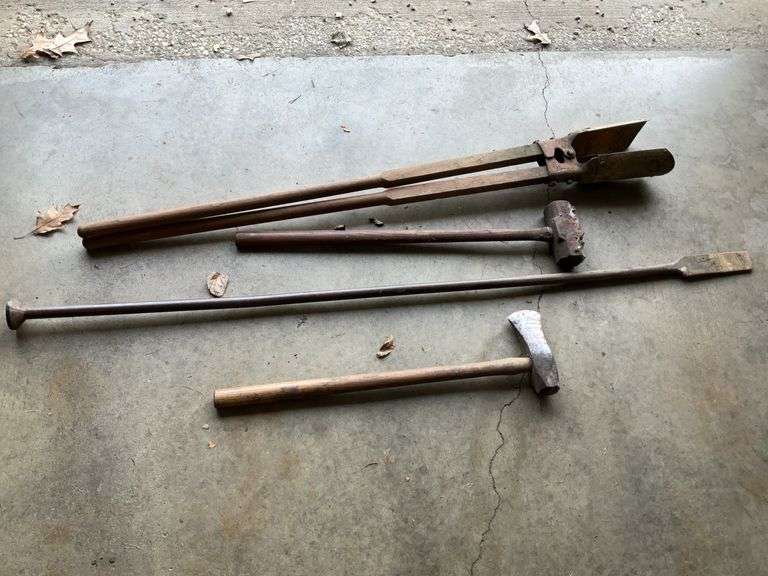 Spud bar, post hole digger, sledge - Kaufman Realty & Auctions