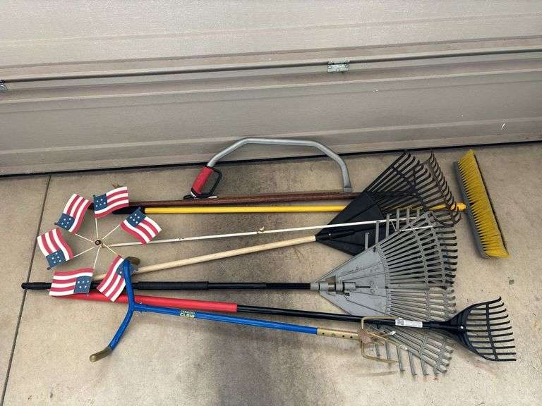 Garden rake, lawn rakes and miscellaneous items - Kaufman Realty & Auctions