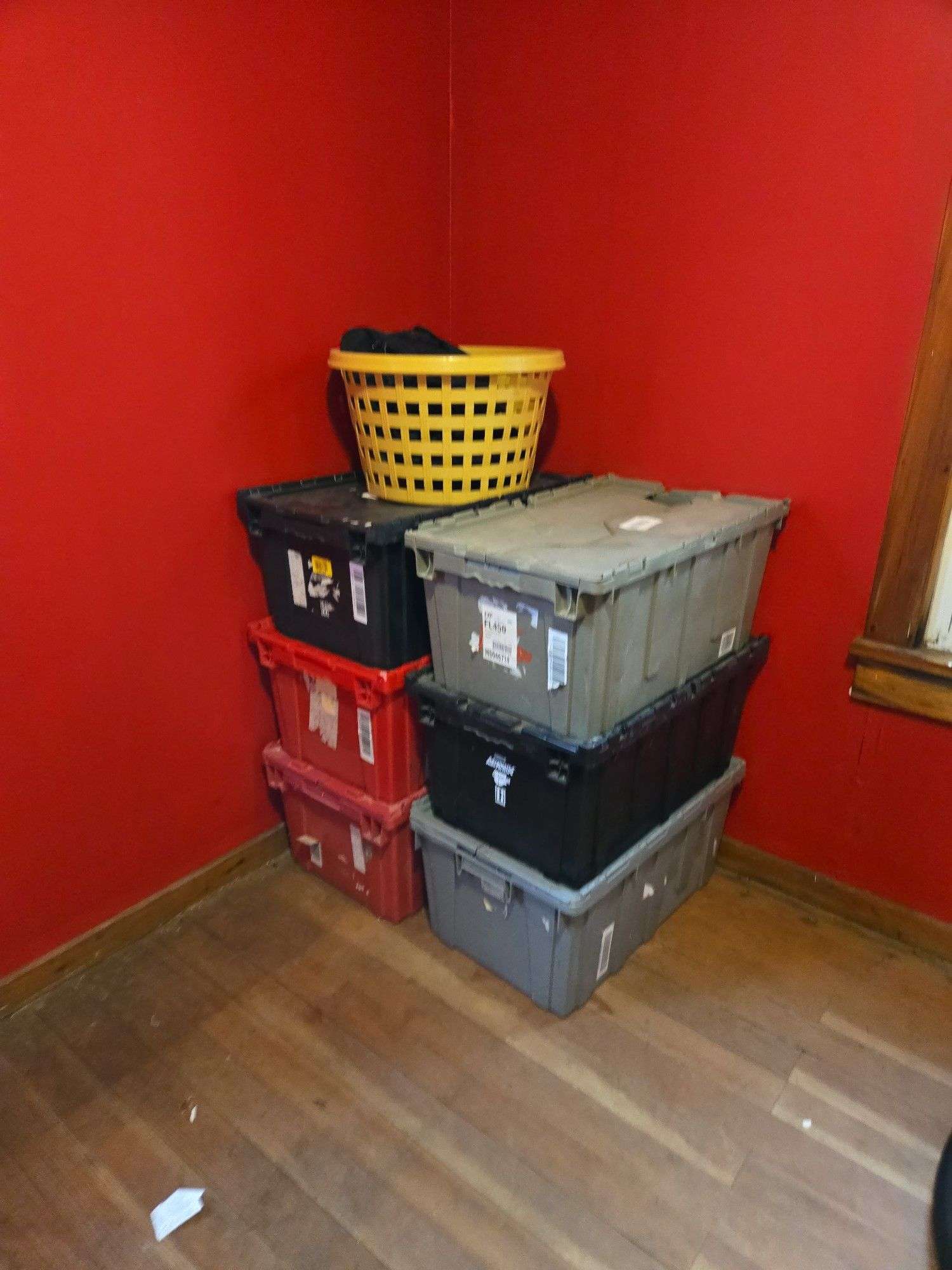(6) empty totes & baskets - Kaufman Realty & Auctions