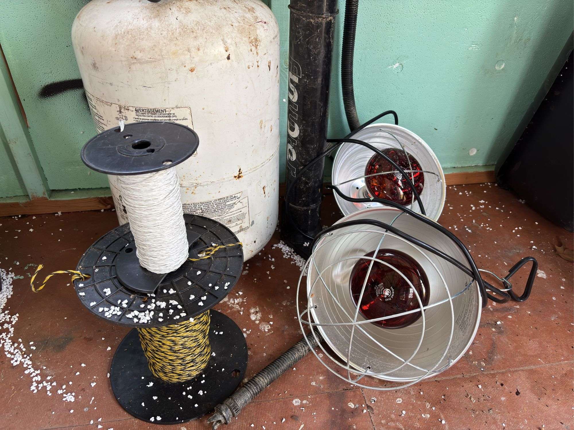 Propane tank, heat lamps, misc. wire & misc. - Kaufman Realty & Auctions