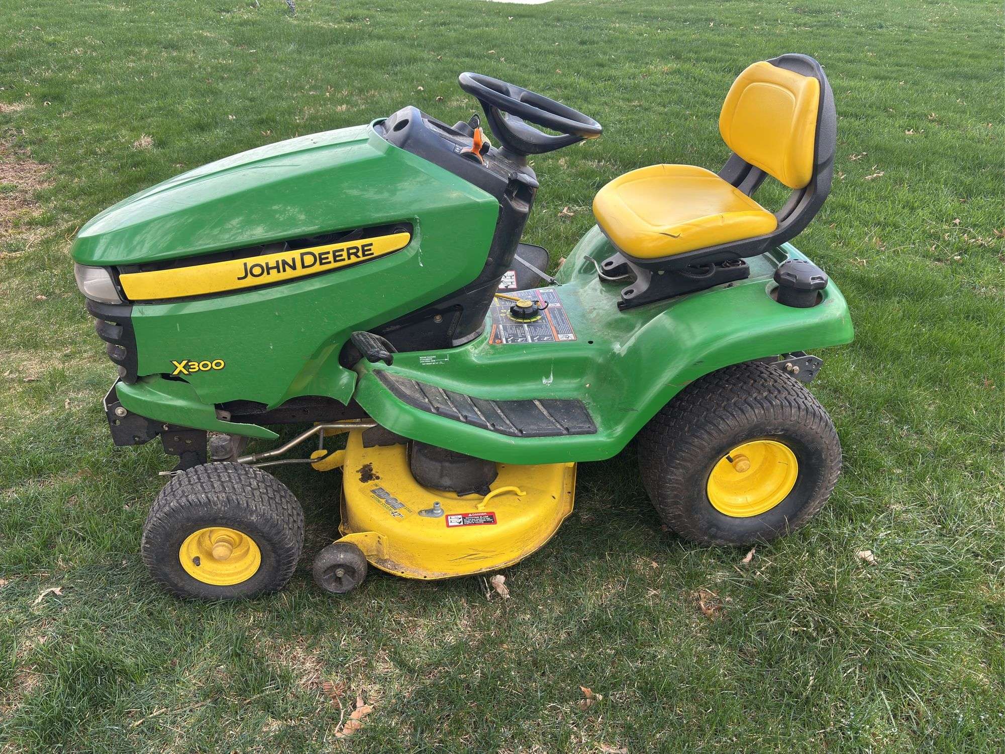John Deere X300 Riding Tractor (Runs & Mows )w/Bagger - Kaufman Realty ...