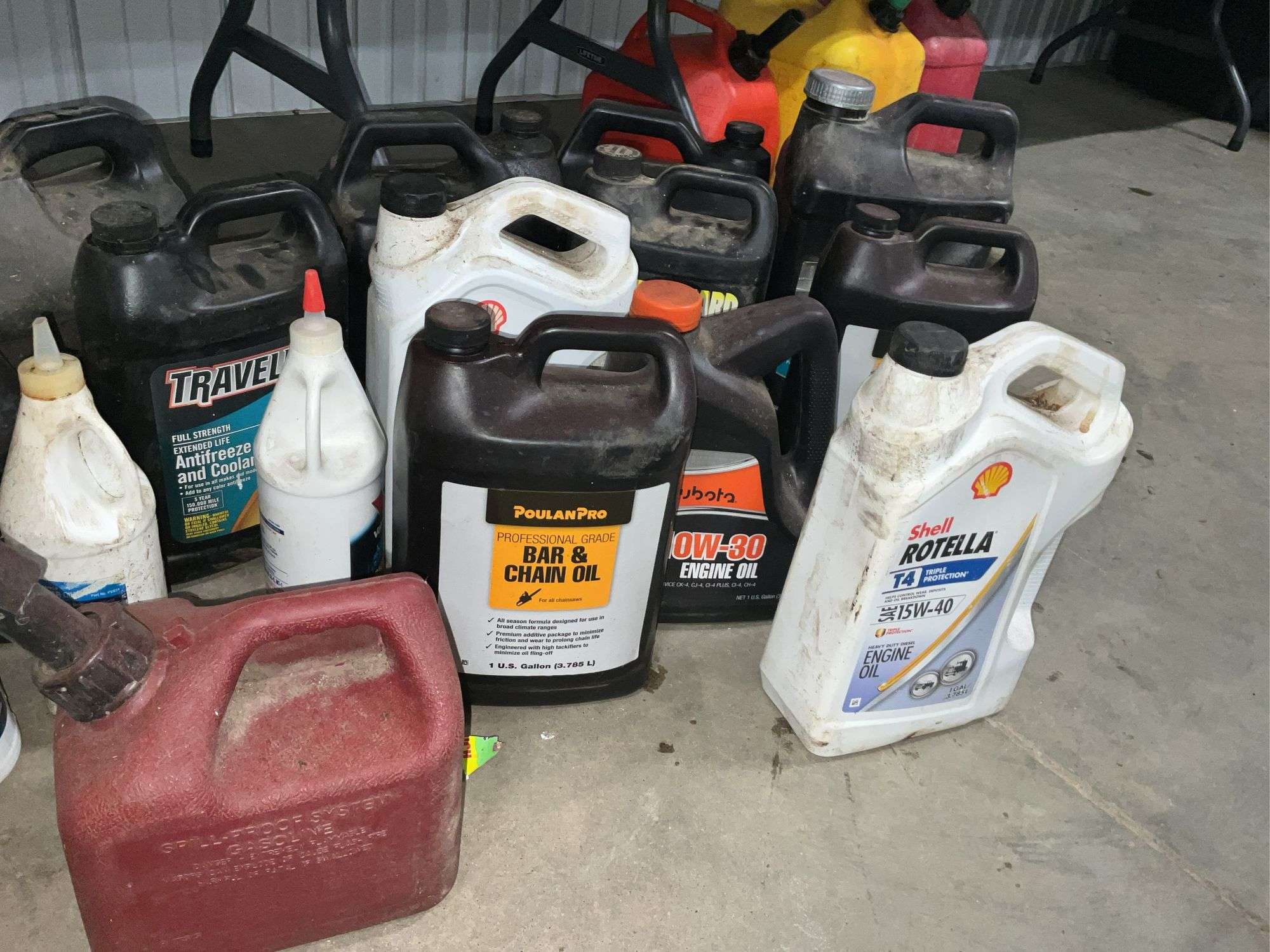 Large lot of oils, engine, oil, barn, chain oil - Kaufman Realty & Auctions