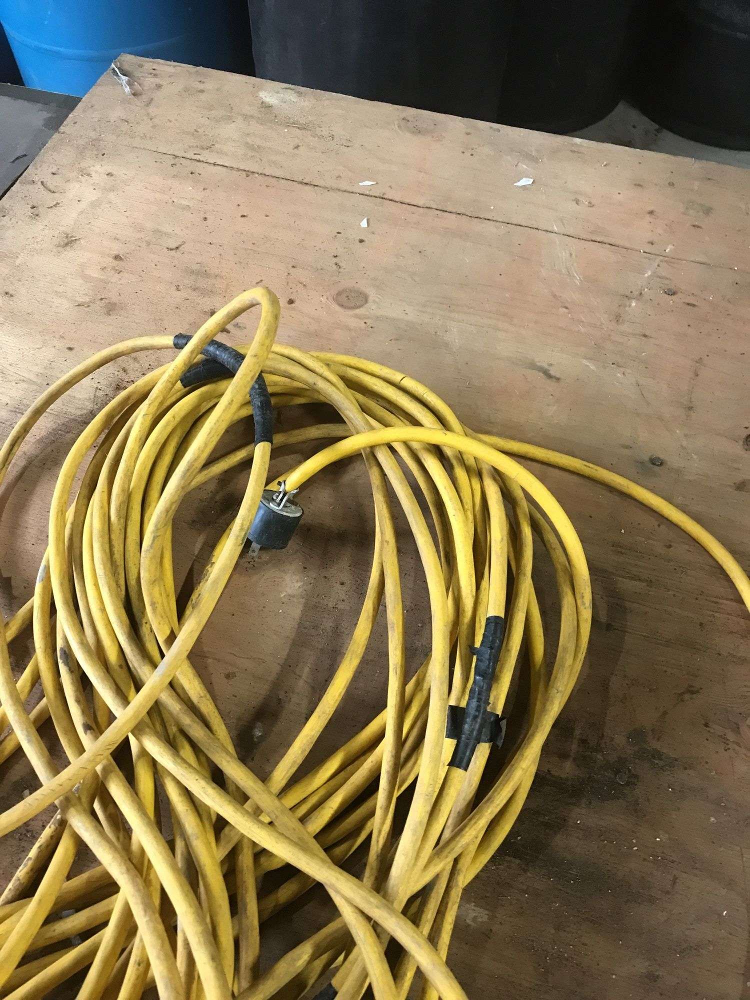 Large heavy duty three-way extension cord - Kaufman Realty & Auctions