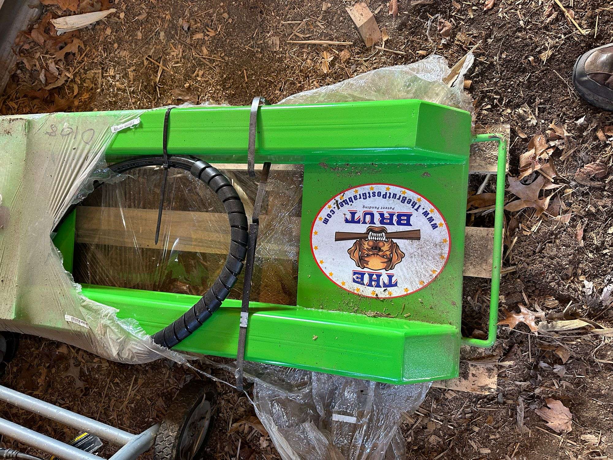 THE BRUT POST GRABBER NEW!! - Kaufman Realty & Auctions