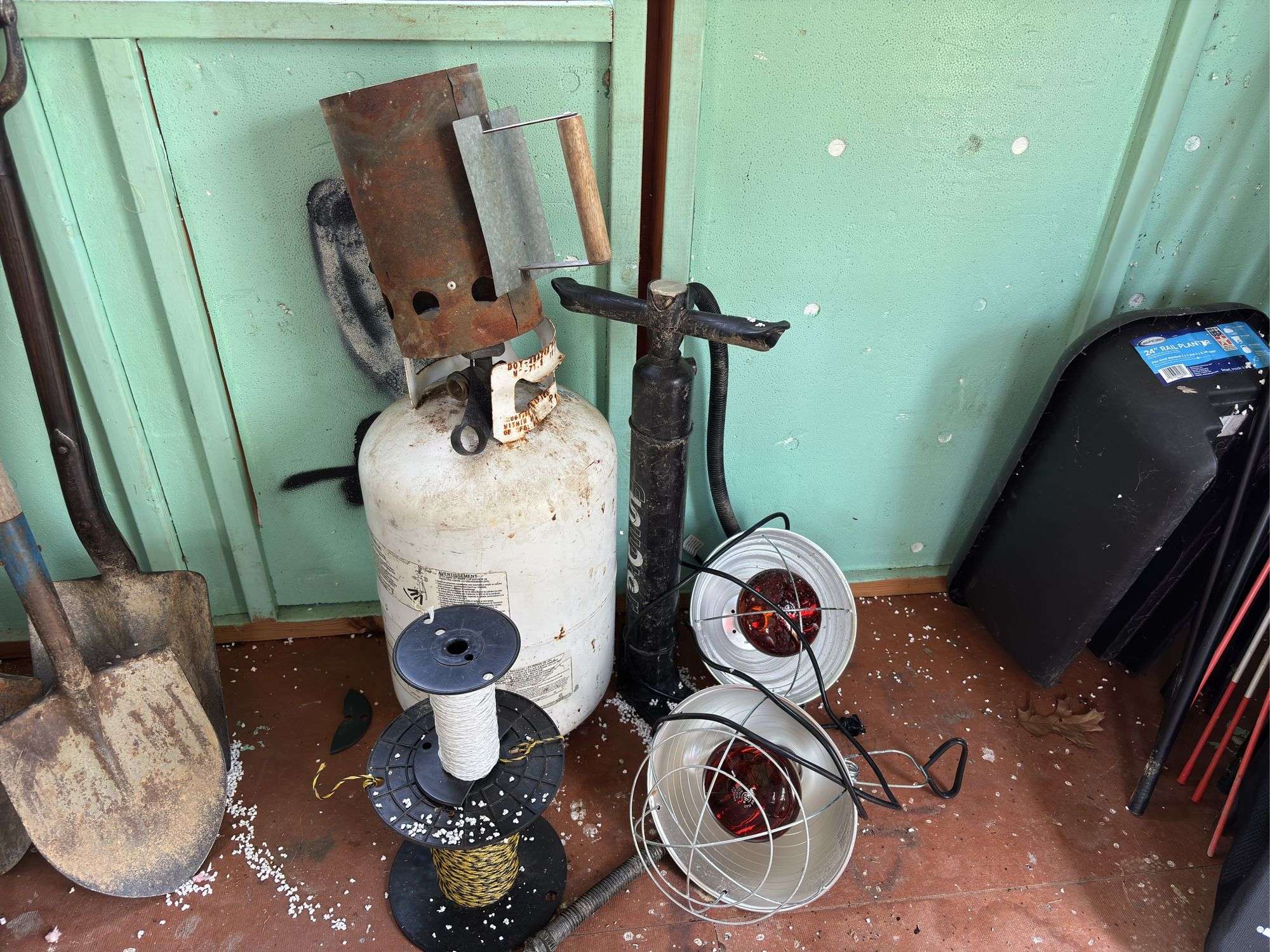 Propane tank, heat lamps, misc. wire & misc. - Kaufman Realty & Auctions