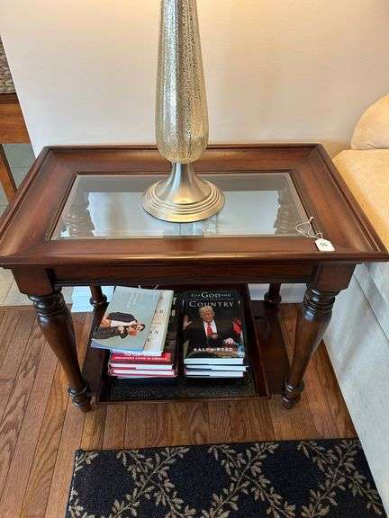 Beautiful end table in excellent condition. - Kaufman Realty & Auctions