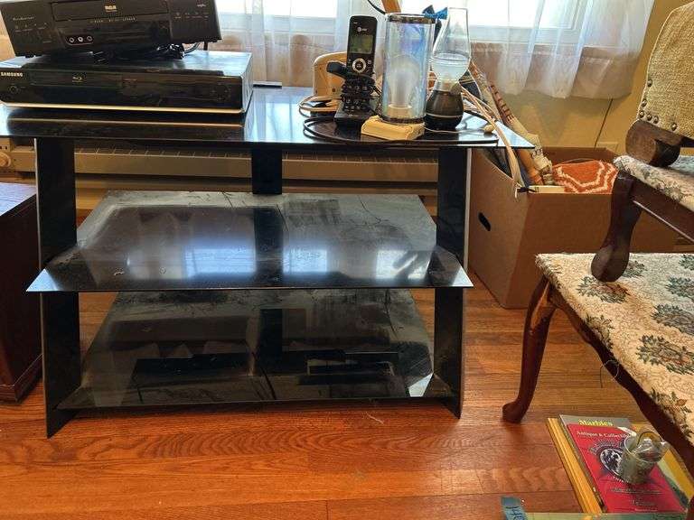 ENTERTAINMENT CONSOLE (GLASS SHELVES) - Kaufman Realty & Auctions
