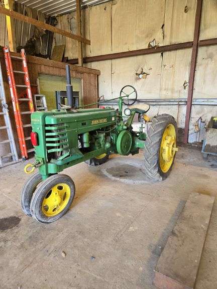 John Deere model H tractor - Kaufman Realty & Auctions