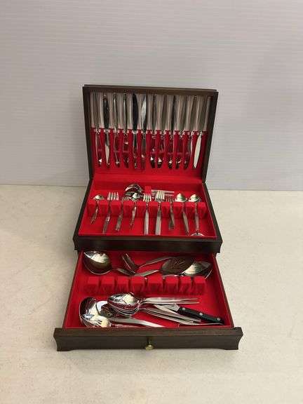 Oneida silverplated flatware & chest - Kaufman Realty & Auctions
