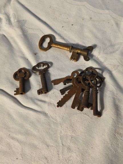 LOT OF EARLY KEYS - Kaufman Realty & Auctions