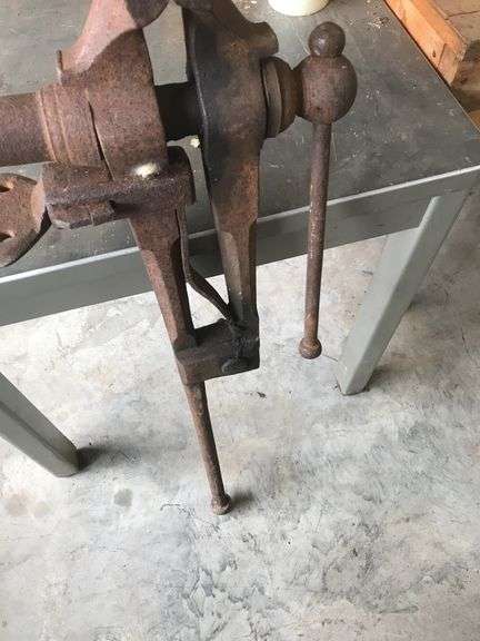 Antique blacksmith post, Vise 4 inch jaws - Kaufman Realty & Auctions
