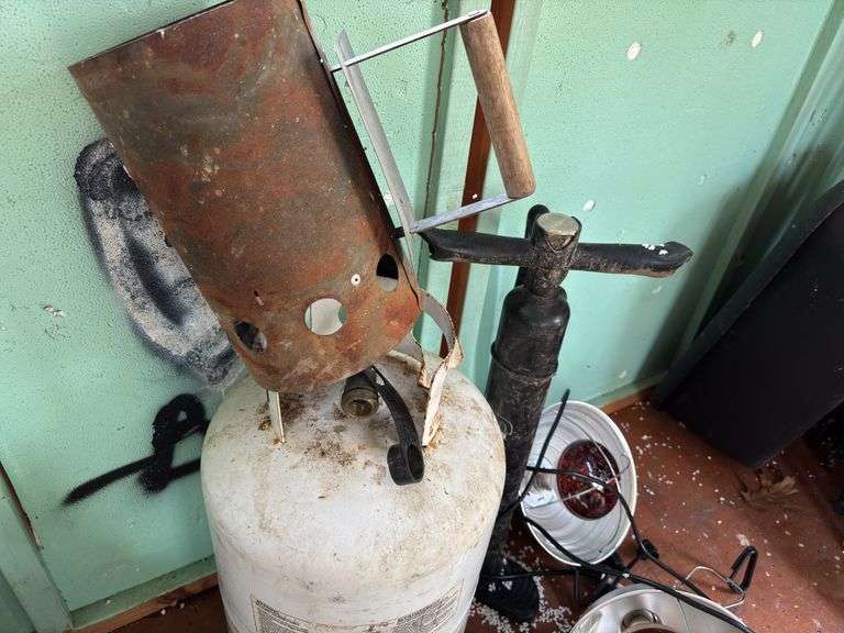 Propane tank, heat lamps, misc. wire & misc. - Kaufman Realty & Auctions