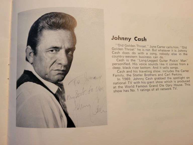 Johnny Cash Autographed Photo & Garth Brooks Magazin, Grand Ole Opry ...