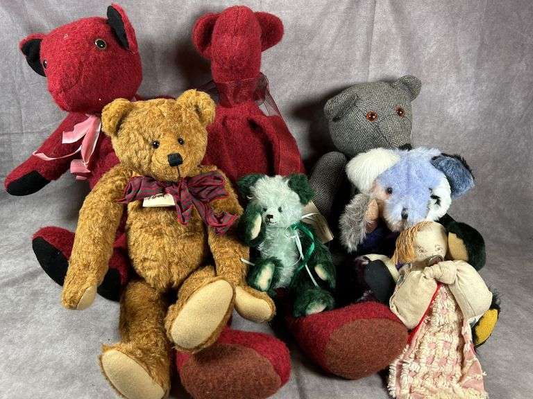 ASSORTED HAND MADE BEARS-CHRIS HERRON, OLD FRIENDS BEAR & more in tote - Kaufman Realty & Auctions