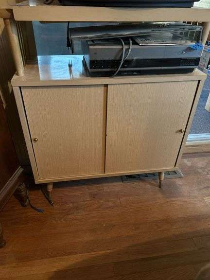 MCM ENTERTAINMENT STAND - Kaufman Realty & Auctions