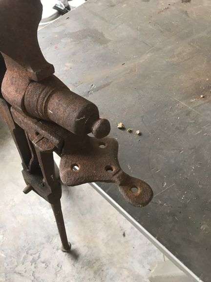 Antique blacksmith post, Vise 4 inch jaws - Kaufman Realty & Auctions