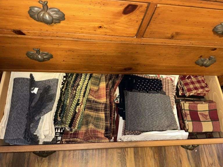 TEA TOWELS, PLACE MATS, TABLE RUNNERS - Kaufman Realty & Auctions