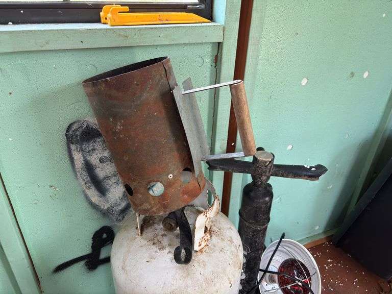 Propane tank, heat lamps, misc. wire & misc. - Kaufman Realty & Auctions