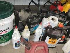 Large lot of oils, engine, oil, barn, chain oil - Kaufman Realty & Auctions