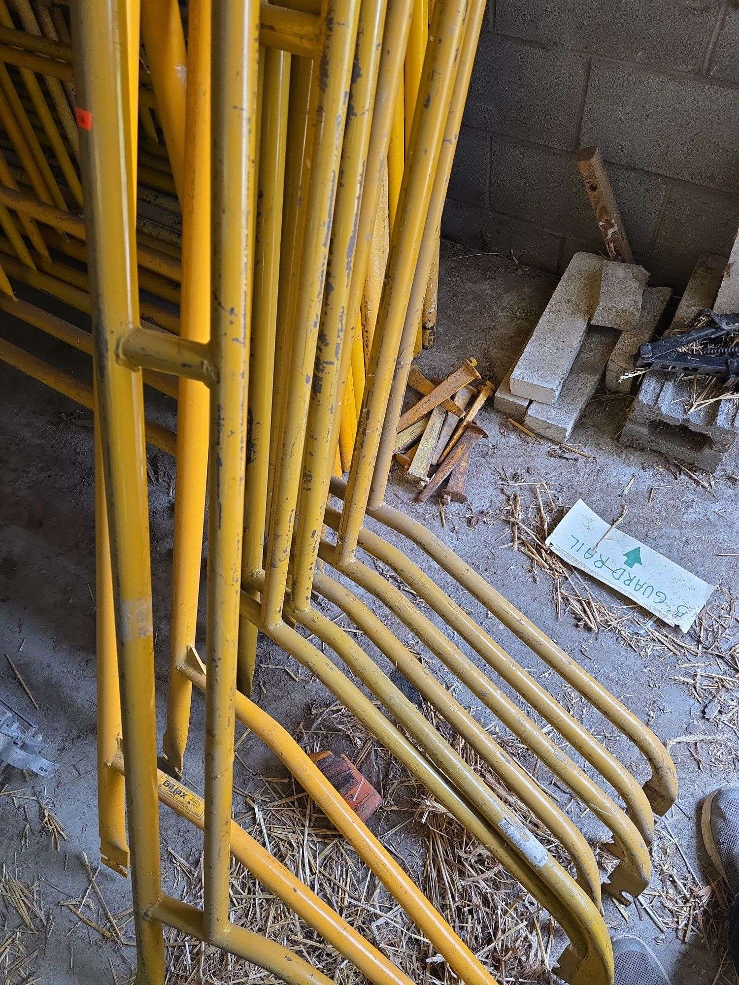 7ft scaffolding guard rail - Kaufman Realty & Auctions