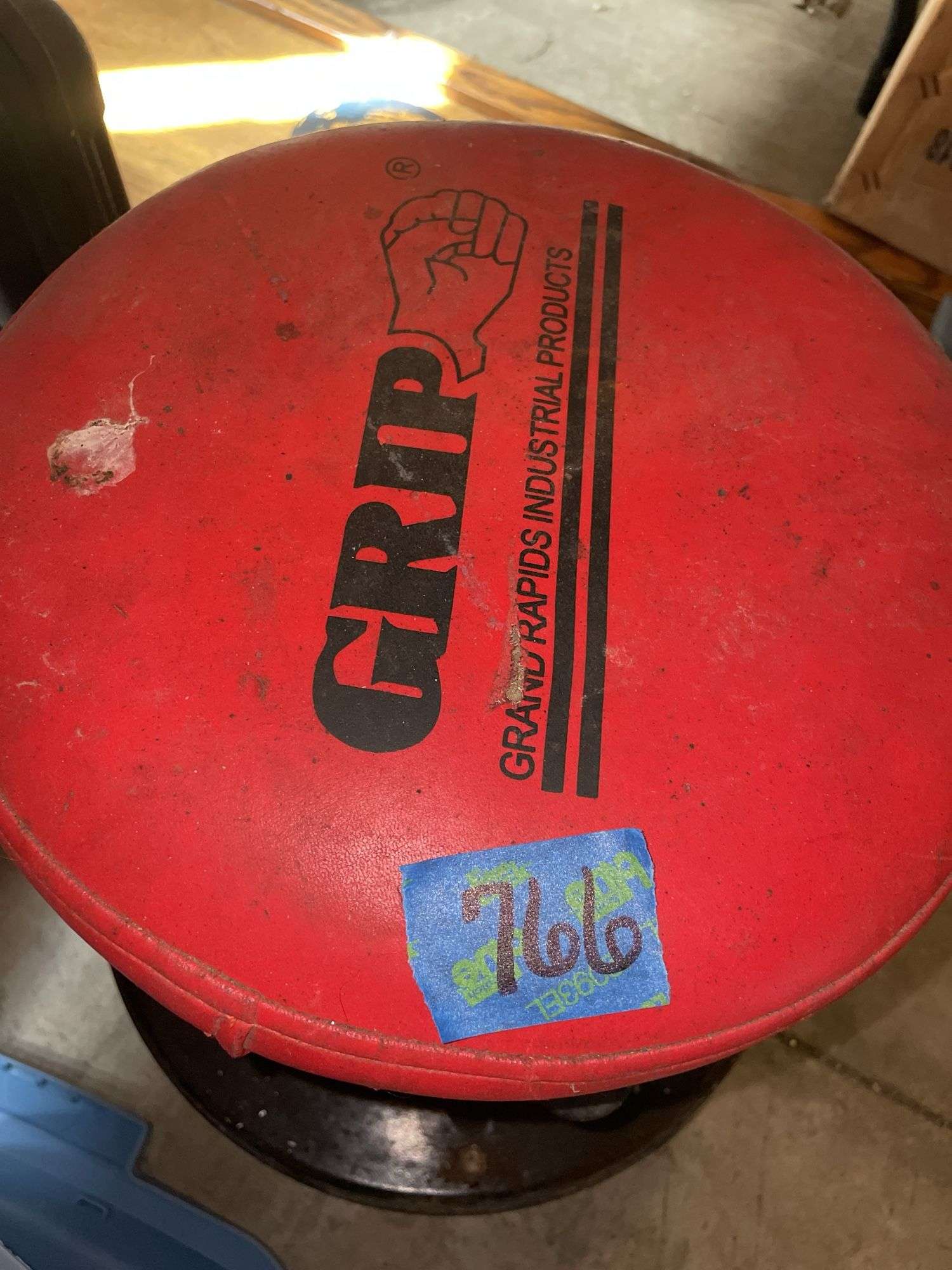 GRIP ROLLING GARAGE STOOL - Kaufman Realty & Auctions
