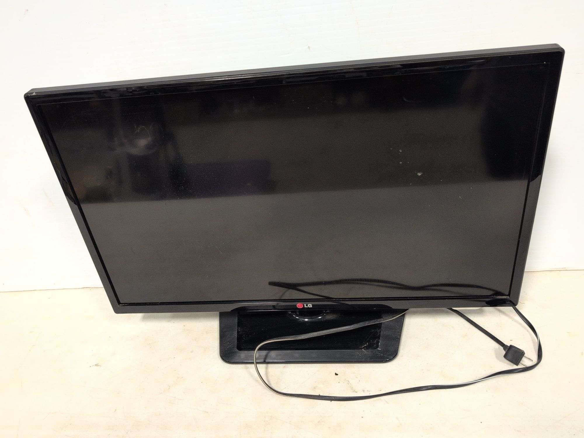 32" LG flat screen TV - Kaufman Realty & Auctions