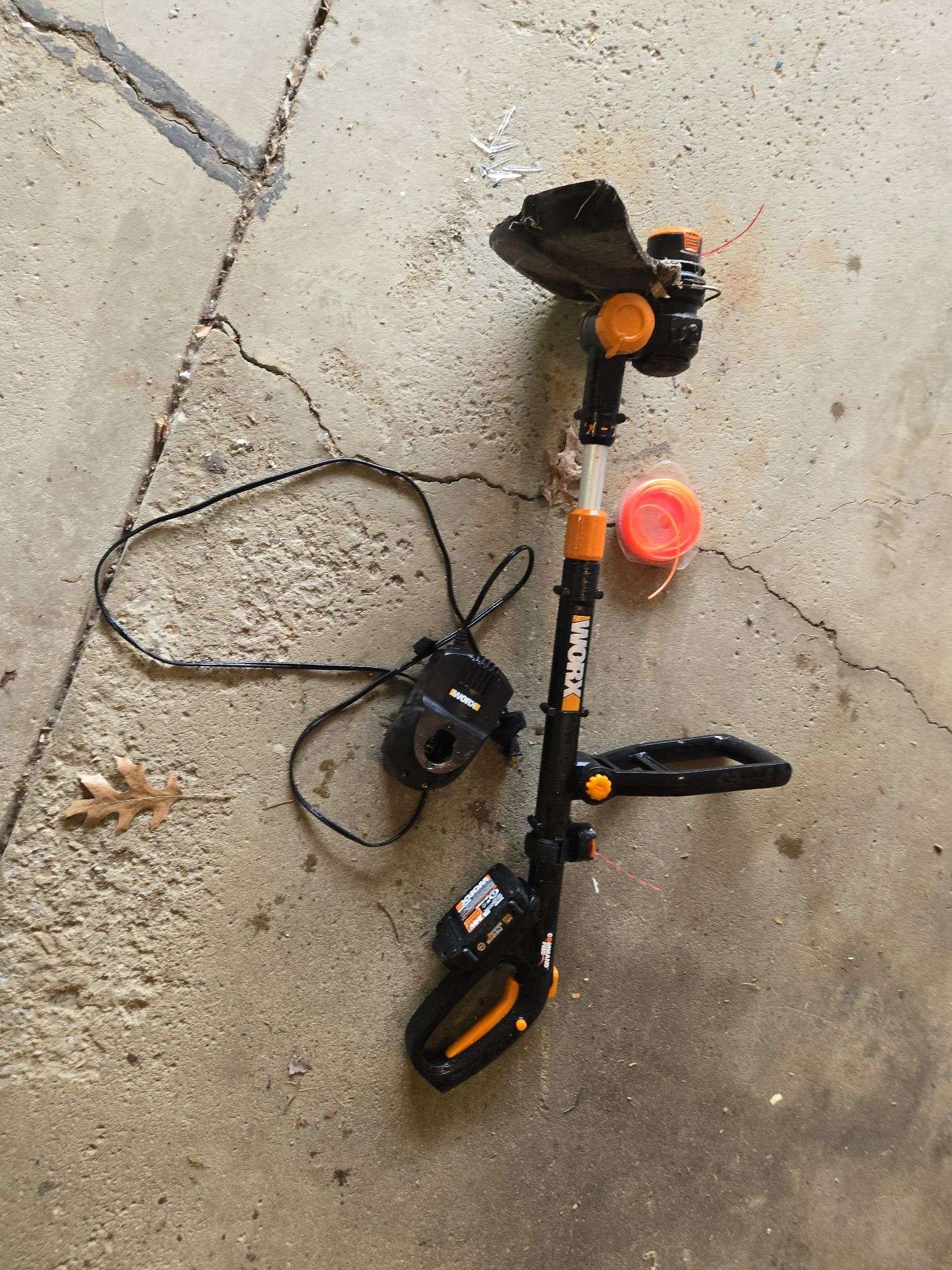 Worx trimmer w/ charger & extra string - Kaufman Realty & Auctions