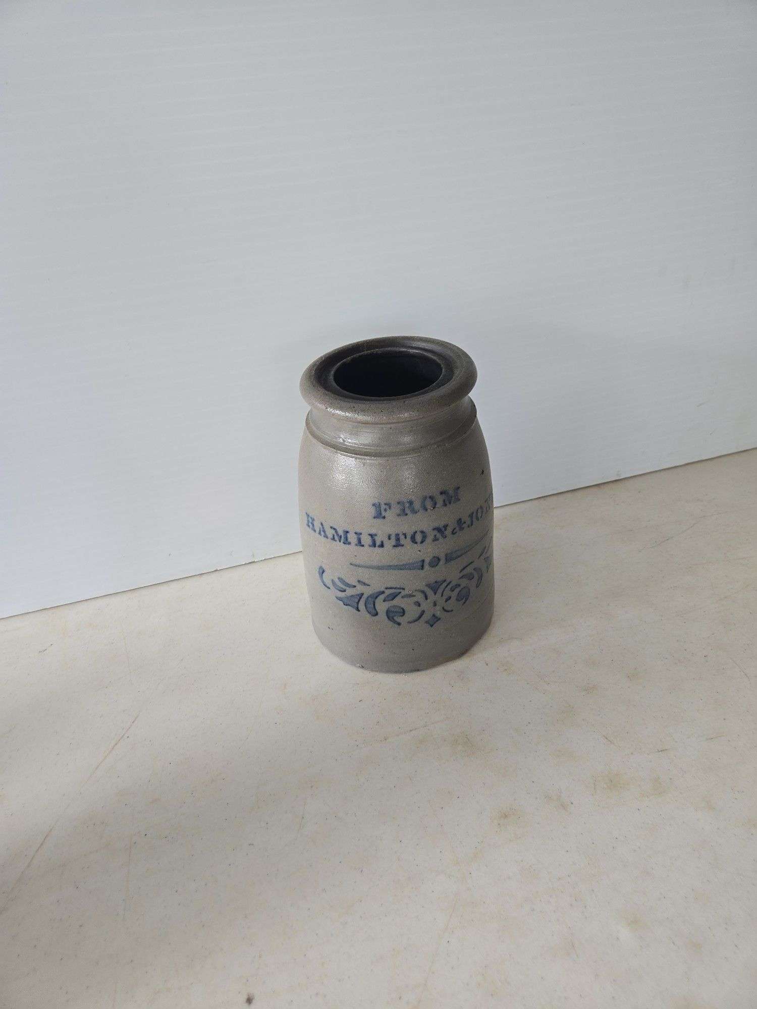 Hamilton & Jones crock- 10" - Kaufman Realty & Auctions