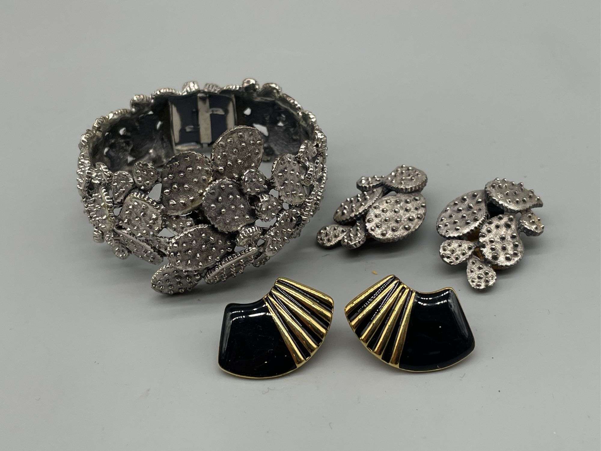 SIGNED JEWELRY- BRACELET & EARRINGS - Kaufman Realty & Auctions