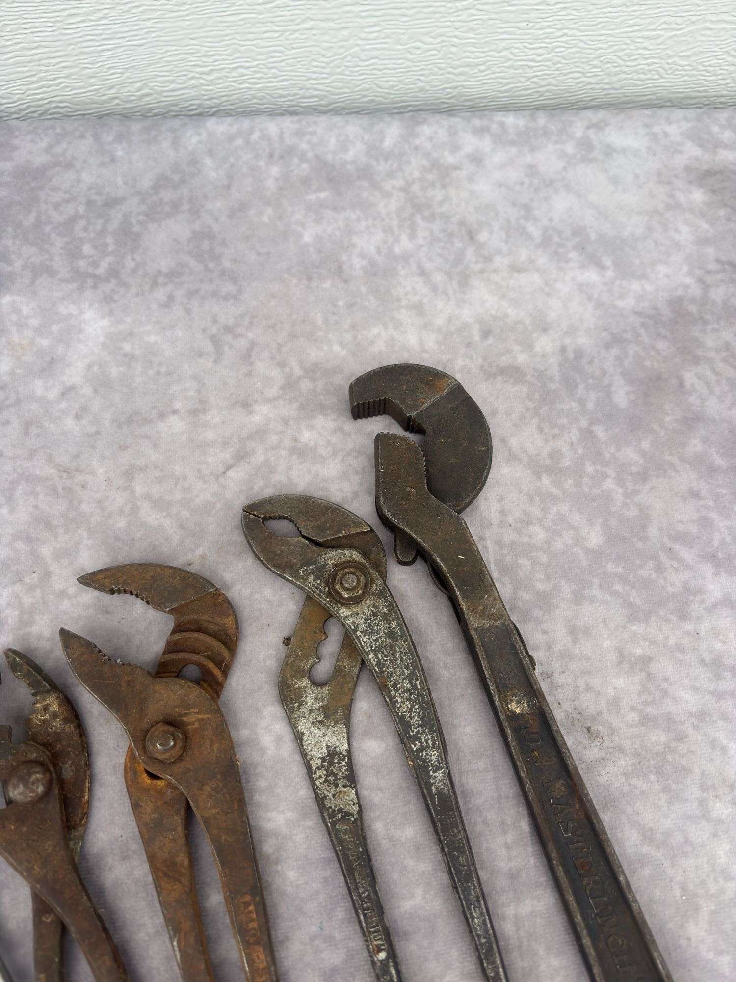 5 Pliers - Kaufman Realty & Auctions