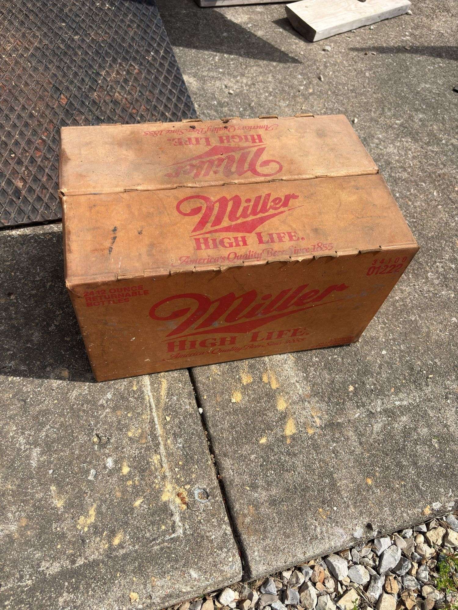 Miller Bottle Box w/Empty bottles - Kaufman Realty & Auctions