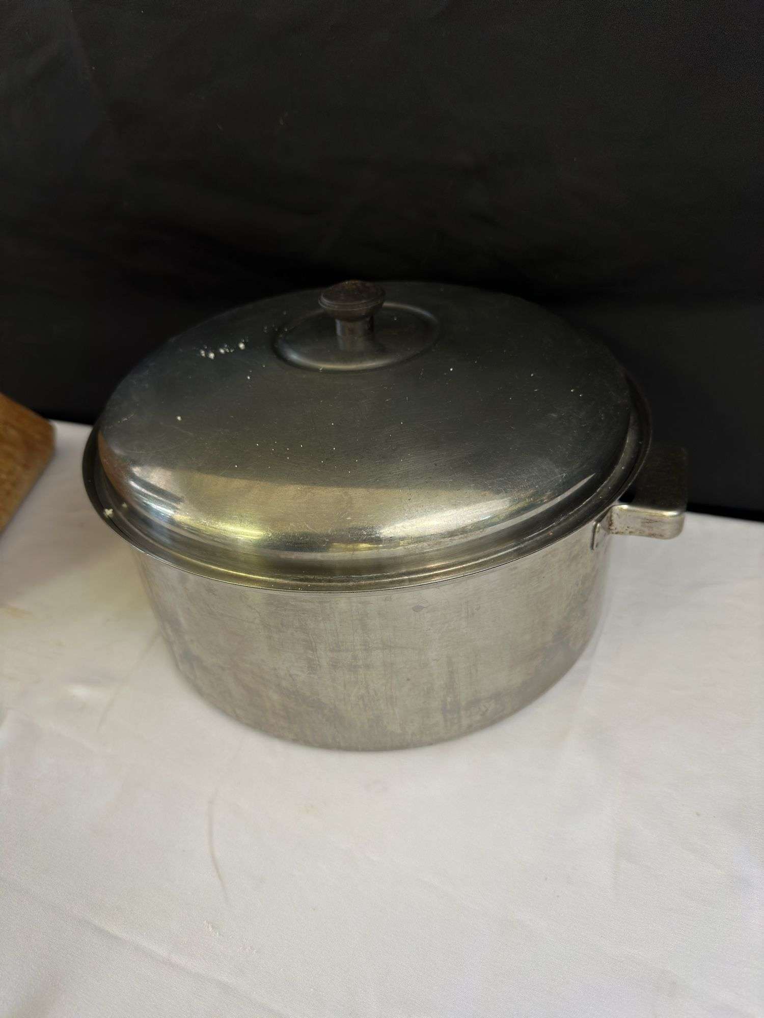 Kitchen Knives, (2) Tea Kettles, and other misc. Cookware - Kaufman Realty & Auctions