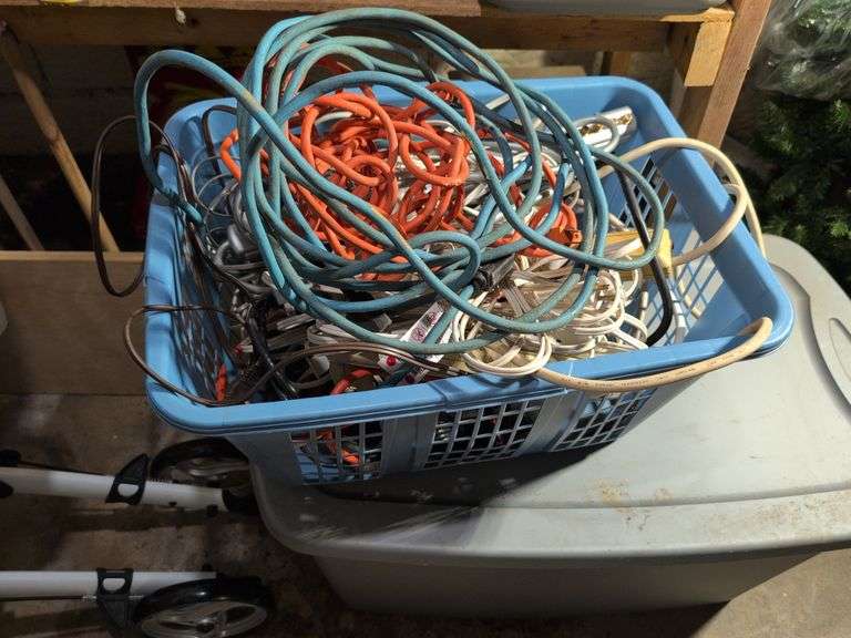 Miscellaneous extension cords and power strips - Kaufman Realty & Auctions