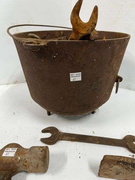 Vintage Kettle & Tools - Kaufman Realty & Auctions