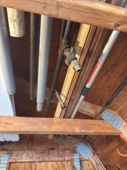 Pipes , T-Posts - Kaufman Realty & Auctions