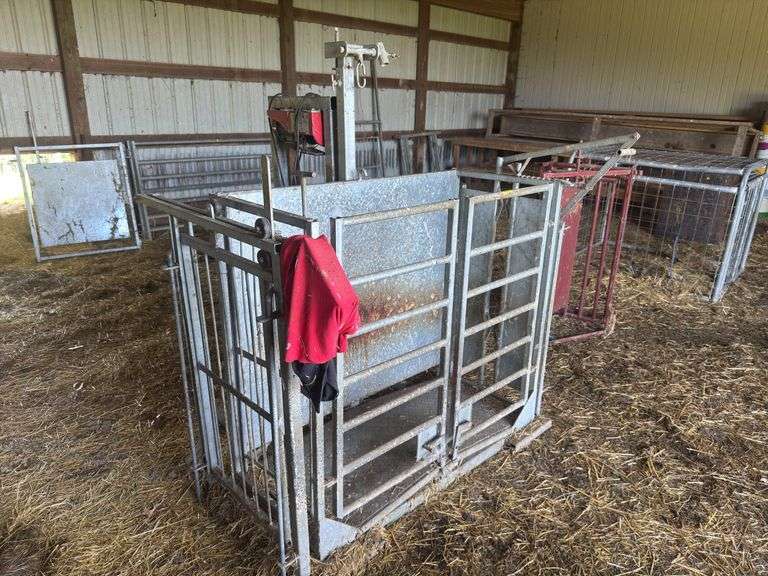 Sheep Chute with lift & scales - Kaufman Realty & Auctions