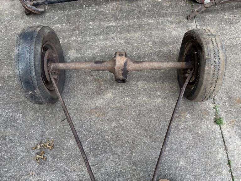 Model A rear axle - Kaufman Realty & Auctions