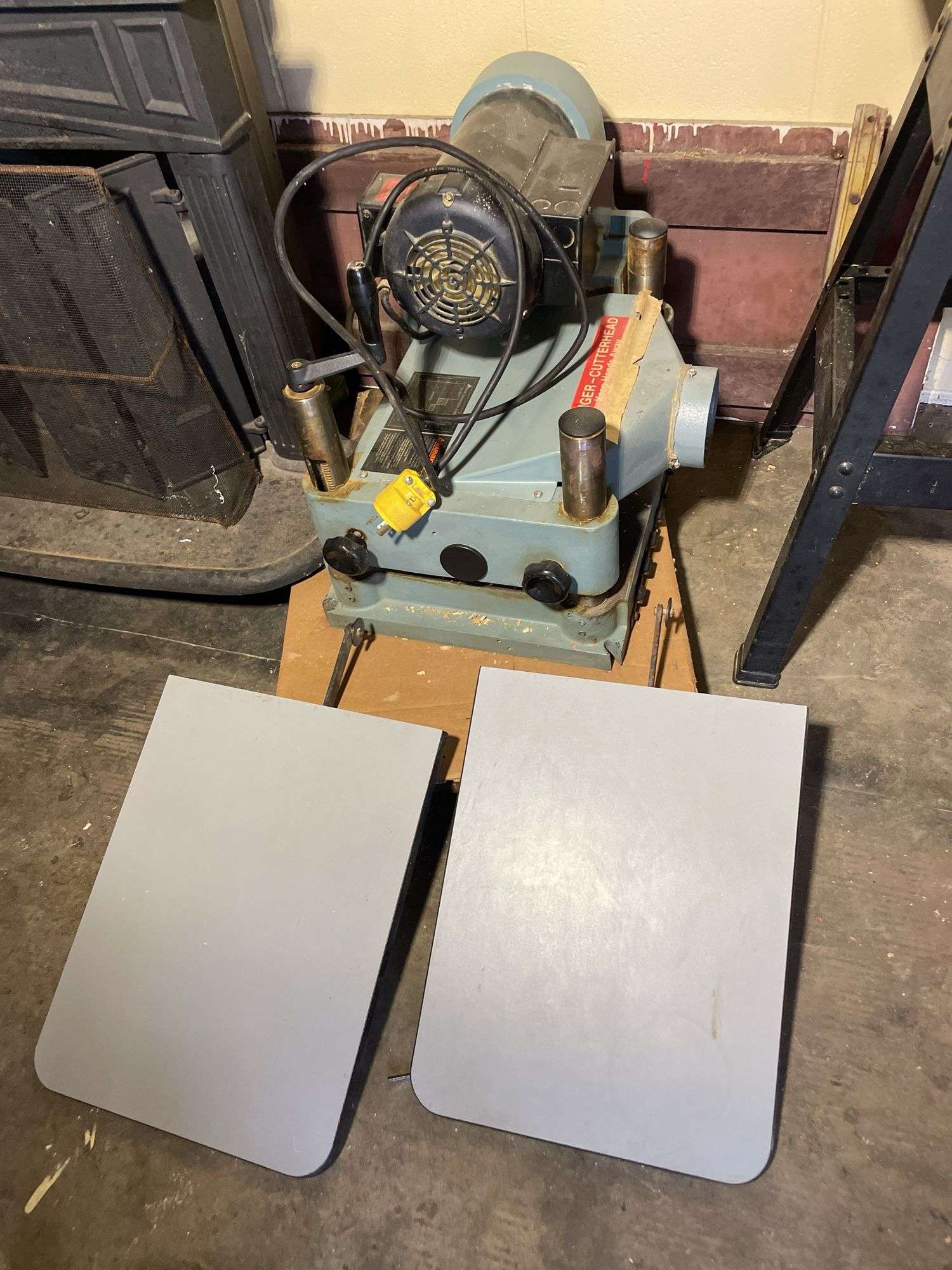 Delta disc sander w/ table attachments - Kaufman Realty & Auctions