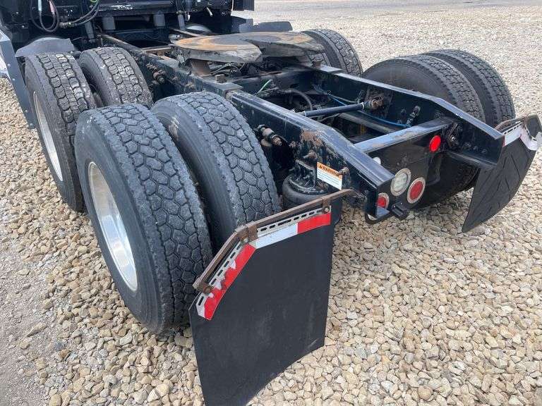 2017 Freightliner Cascadia - 525 horsepower semi truck - Body type TK ...