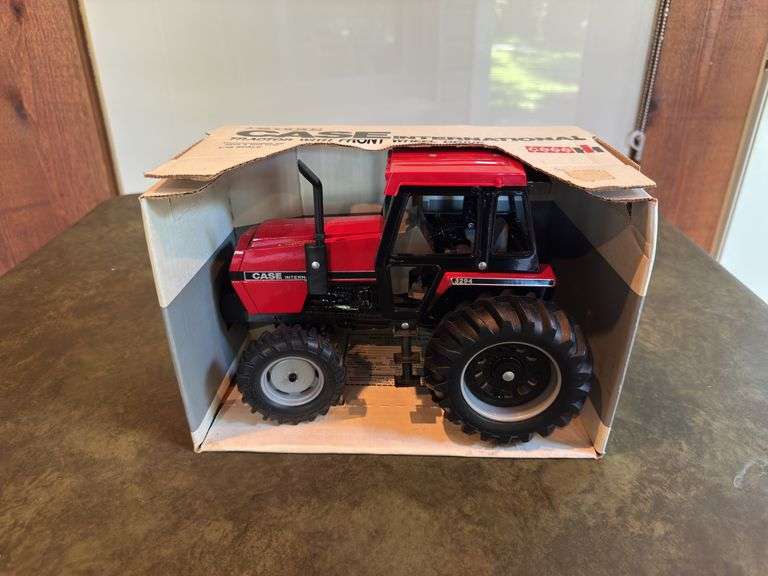 ERTL Case International 3294 Tractor - Kaufman Realty & Auctions
