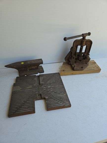 Vintage pipe vise, anvil, & cutting plate - Kaufman Realty & Auctions