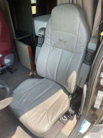 2017 Freightliner Cascadia - 525 horsepower semi truck - Body type TK ...