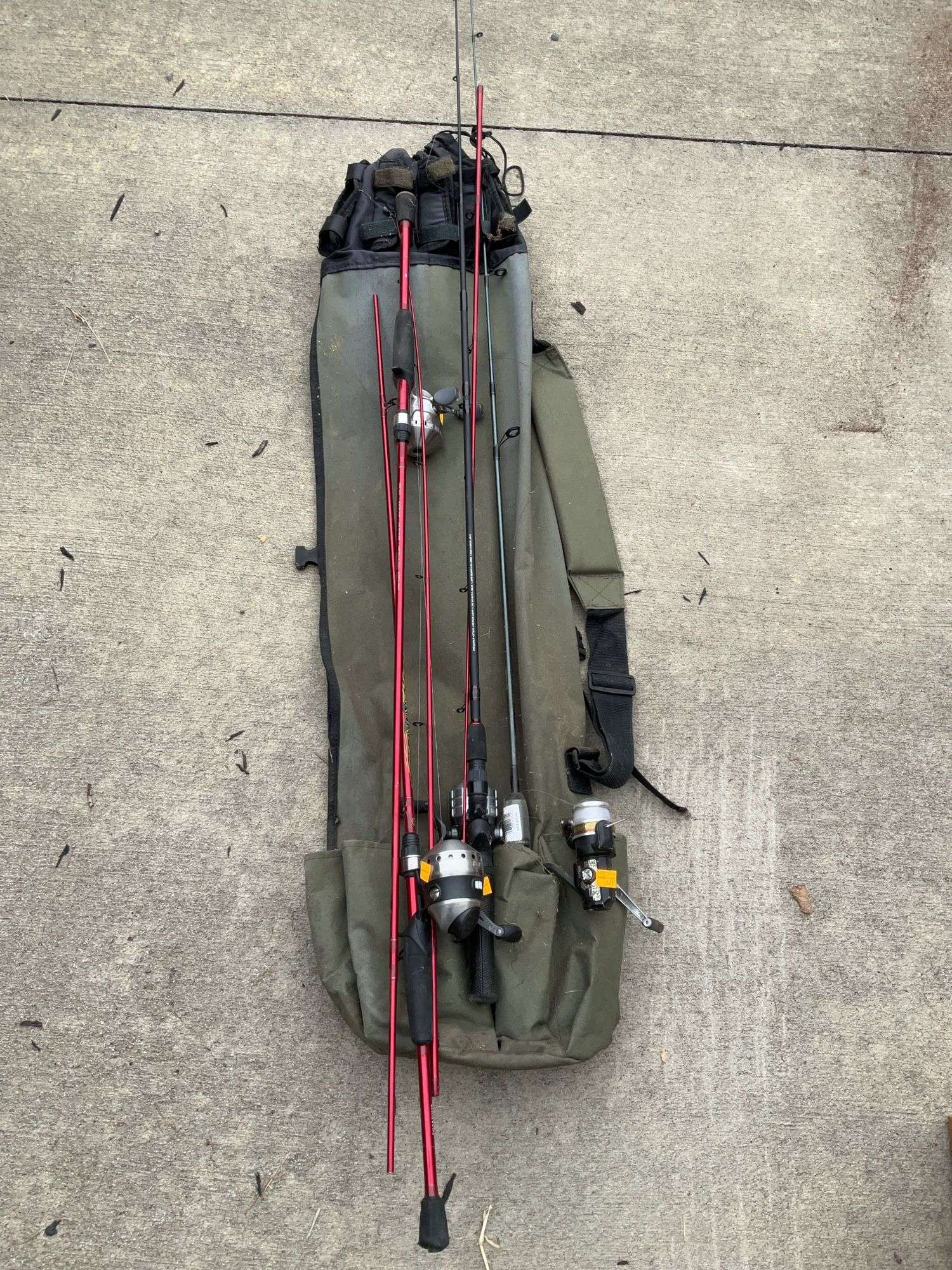 4 Rod and Reels, Carry Bag - Kaufman Realty & Auctions